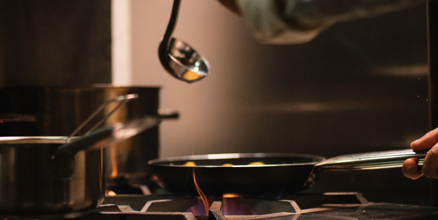 Por servir comida estragada, lanchonete indeniza cliente por dados morais